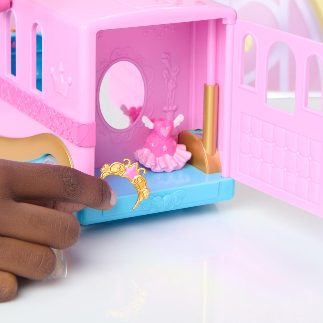 Jazwares Royale High Bus & Glam Closet - Exclusive Doll, Moveable Wing ...
